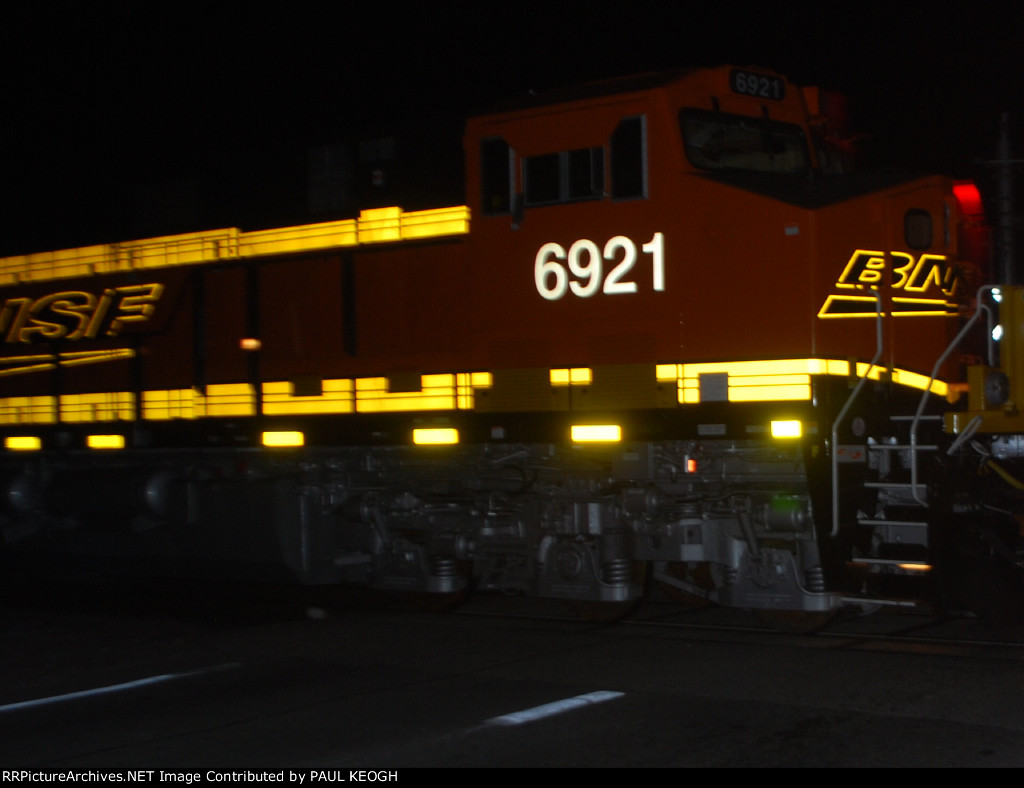 Close in Shot of a Very Brand New 8 day old ES44C4 as she heads east with her Sister BNSF 6919 ...
